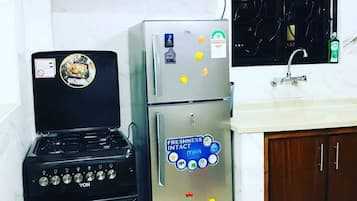 Apartamento Comfort, varanda, Vista para a cidade | Cozinha privada | Um frigorífico, um micro-ondas, utensílios de cozinha