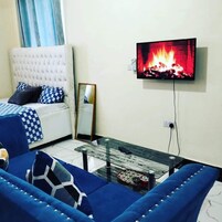 Suite-Estúdio Deluxe, varanda, Vista para a cidade | Sala de estar | Smart TV de 24 polegadas com canais digitais 