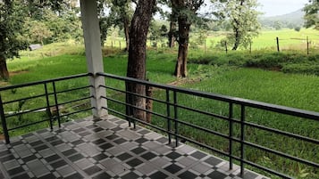 Quarto, 3 quartos | Terrenos do alojamento