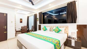 Quarto casal premium, piscina particular | Cortinas blackout, ferros/tábuas de passar roupa, roupa de cama