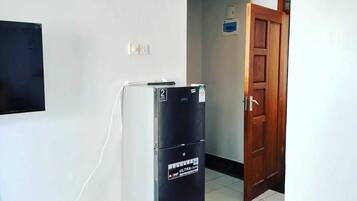 Apartamento Deluxe, Vista para a cidade | Cozinha privada | Um micro-ondas, utensílios de cozinha