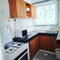 Apartamento Deluxe, Vista para a cidade | Cozinha privada | Um micro-ondas, utensílios de cozinha 