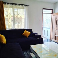 Apartamento Deluxe, Vista para a cidade | Sala de estar | Smart TV de 24 polegadas com canais digitais 