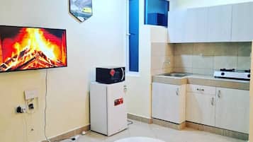 Apartamento Clássico, varanda, Vista para a cidade | Cozinha privada | Um frigorífico, um micro-ondas, utensílios de cozinha
