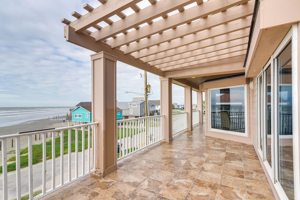 Oceanfront Galveston Beach House: Steps To Sand! - Galveston