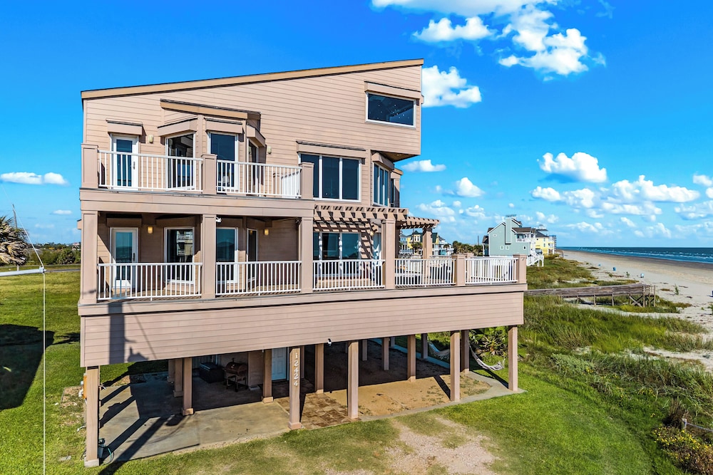 Oceanfront Galveston Beach House: Steps To Sand! - Galveston