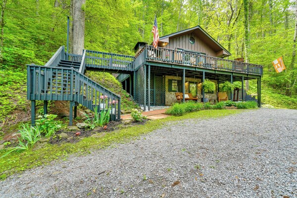 'Bear Acres Getaway' Cabin W/ Deck In Townsend! - Townsend, TN