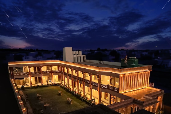 Fachada da propriedade à noite