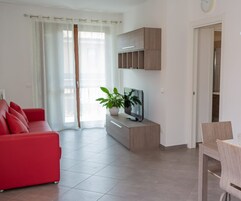 Apartamento Deluxe, 2 quartos, não fumadores, varanda | Sala de estar | Smart TV de 40 polegadas com canais via satélite, Netflix 