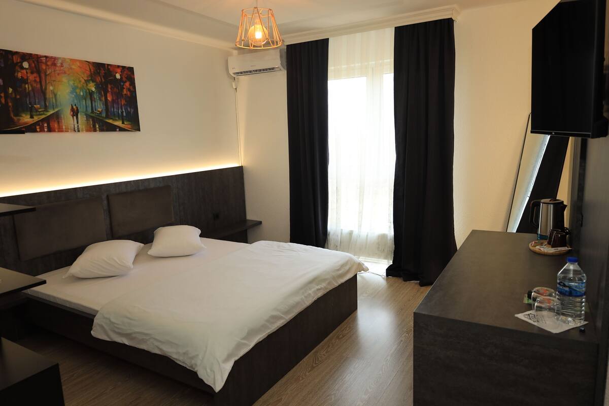 Escrivaninha, espaço de trabalho para notebook, cortinas blackout