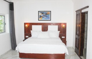 Quarto casal standard, vista para a cidade | Camas com colchões de espuma com sistema de memória, escrivaninha