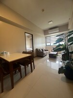 Apartamento Júnior em Condomínio Fechado, varanda, vista para a praia | Sala de estar | Televisor 