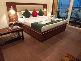 Quarto casal luxo | Espaço de trabalho para notebook, ferros/tábuas de passar roupa