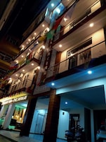Fachada do alojamento (tarde/noite)