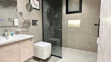 Quarto casal básico | Banheiro | Chuveiro, chuveiro com efeito de chuva, produtos de toalete grátis