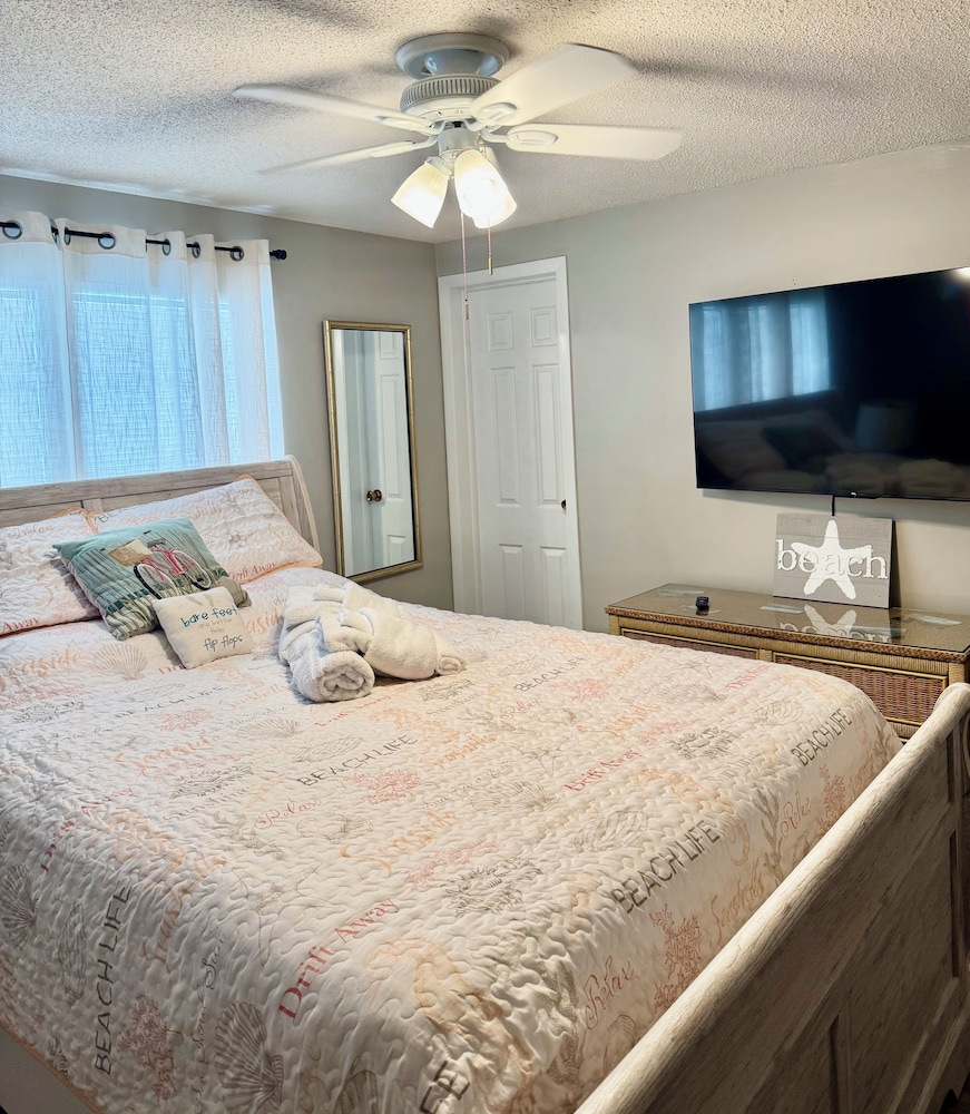 COASTAL CABANA! Cozy, 3 Bed- 2 Bath that sleeps 7. GOLF CART & DOG ...
