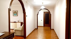 Condo conforto | Área de estar | Smart TV 32 polegadas com canais digitais, lareira