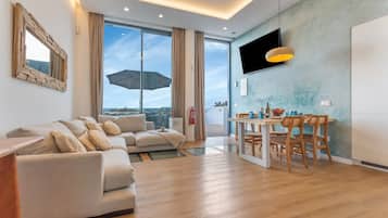 Dúplex Deluxe, vista para o oceano | Sala de estar | TV de ecrã plano