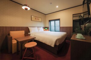 Quarto Duplo Standard (Yellow Double) | Roupa de alta qualidade, camas de colchão pillowtop, secretária 