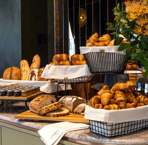 Pequeno-almoço tipo buffet diário (99 PLN por pessoa) 