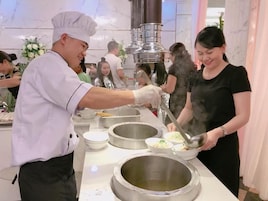 Café da manhã com buffet grátis todos os dias
