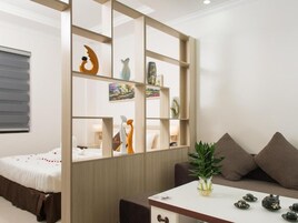 Quarto casal conforto de uso individual, vista para o pátio | Cofres nos quartos, escrivaninha, espaço de trabalho para notebook