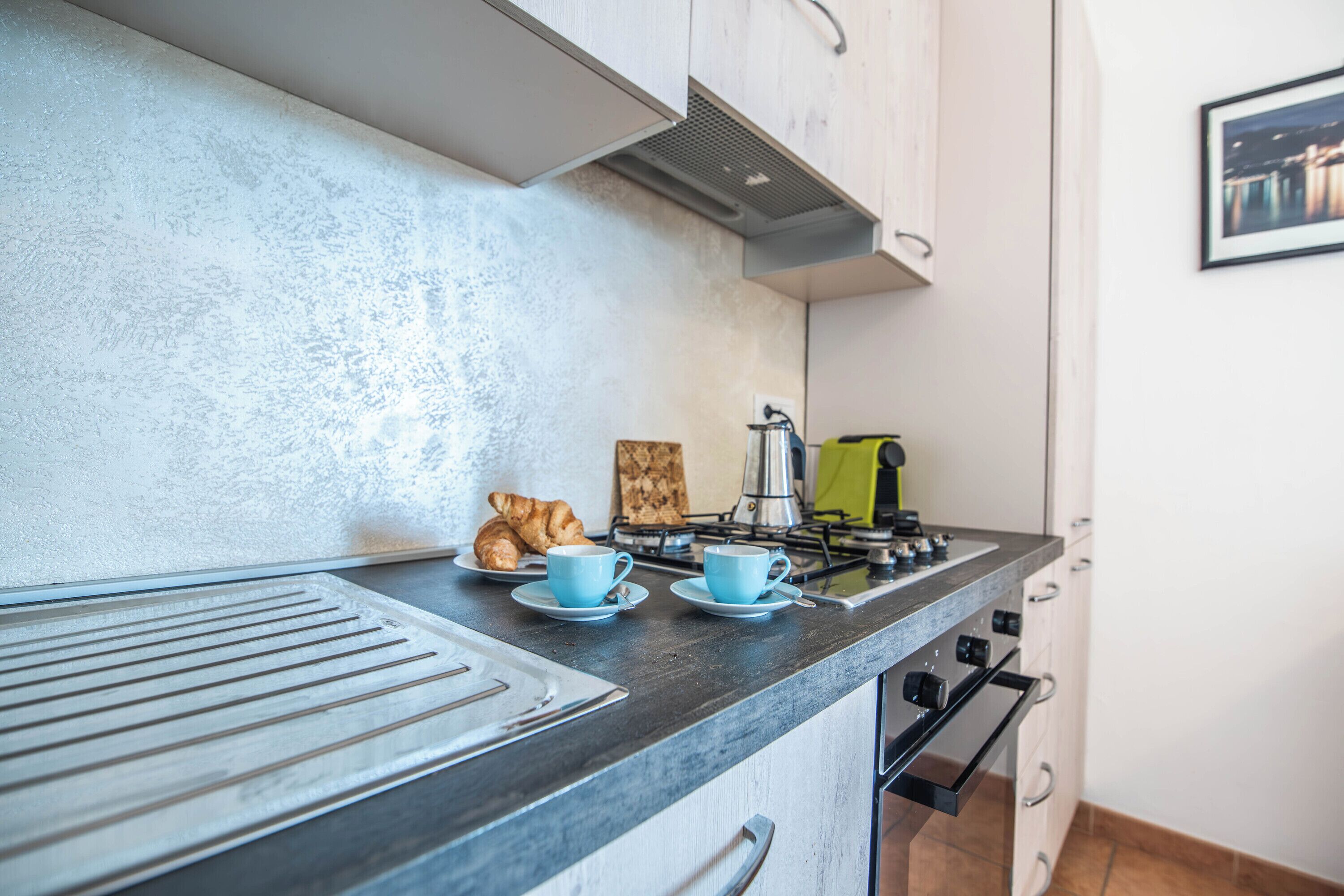 Um frigorífico, um forno, uma placa de cozinha 