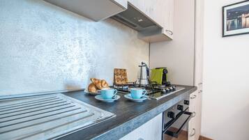 Um frigorífico, um forno, uma placa de cozinha