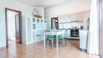 Um frigorífico, um forno, uma placa de cozinha
