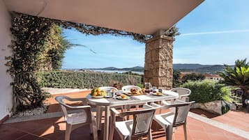 Apartamento família, vários quartos, 2 banheiros (Villa Laura) | Opções para refeição ao ar livre
