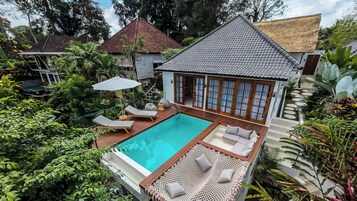 Piscina externa, guarda-sóis, espreguiçadeiras