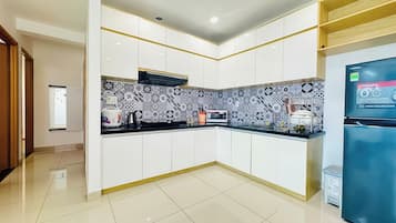 Apartamento luxo, 2 quartos, cozinha, vista para a cidade | Cozinha privada | Geladeira, micro-ondas, cooktop, talheres/pratos/utensílios de cozinha