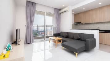 Apartamento superior, 3 quartos, cozinha, vista para a cidade | Área de estar | TV