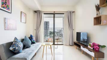 Apartamento superior, 2 quartos, cozinha, vista para a cidade | Área de estar | TV