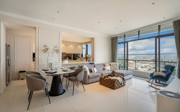 Apartamento superior, 3 quartos, cozinha, vista para a cidade | Área de estar | TV de tela plana 35 polegadas com canais a cabo