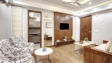 Suite-Estúdio Royal | Sala de estar | Televisor de ecrã plano de 42 cm com canais por cabo