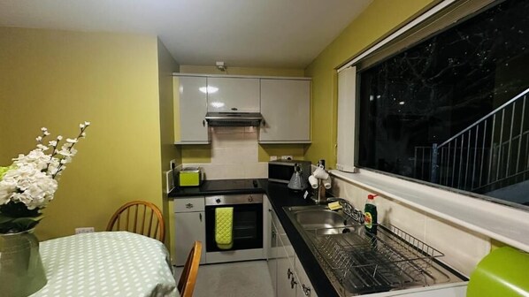 Apartamento superior, 3 camas de solteiro, vista para o mar | 1 quarto, escrivaninha, roupa de cama