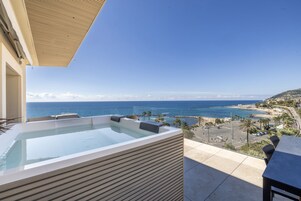 Suíte, sacada, vista para o mar | Frigobar, cofres nos quartos, cortinas blackout, quartos à prova de som