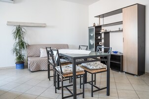 Apartamento, 2 quartos, varanda | Sala de estar | TV de ecrã plano 