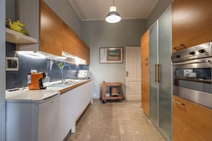 Apartamento, 2 quartos, varanda, vista para o mar | Cozinha privada | Uma cafeteira/bule, um frigorífico, um micro-ondas, um forno 