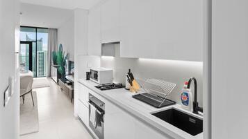 Estúdio Deluxe, varanda, vista para o canal | Cozinha privada | Um frigorífico, um micro-ondas, um forno, uma placa de cozinha