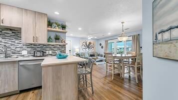 Apartamento em Condomínio Fechado, várias camas (Beachside Villas 832) | Interior