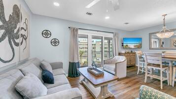 Apartamento em Condomínio Fechado, várias camas (Beachside Villas 832) | Sala de estar | Televisor