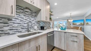 Apartamento em Condomínio Fechado, várias camas (Beachside Villas 832) | Cozinha privada | Um forno, uma torradeira