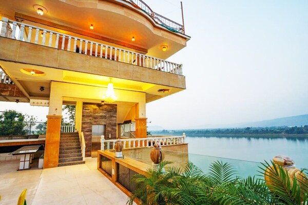 Treehousenarmade A Riverfront Resort Spa - Narmadapuram