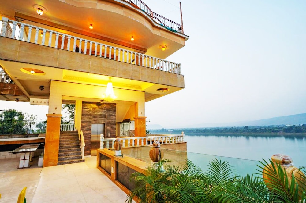 Treehousenarmade A Riverfront Resort Spa - Narmadapuram
