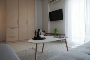 Apartamento Deluxe, varanda | Sala de estar | Smart TV de 42 polegadas com canais via satélite, Netflix 