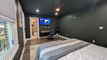 Bungalow de Luxo, 3 quartos, cozinha | 3 quartos, secretária, secretária adequada para computadores portáteis