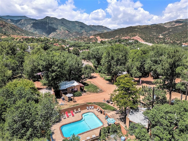 Town & Country Cottages - Manitou Springs, CO