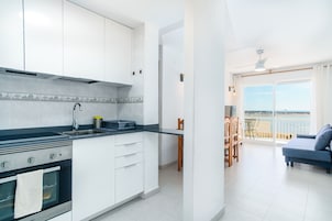 Apartamento, 2 quartos, varanda, vista para a praia | Cozinha privada | Um frigorífico, um micro-ondas, um forno, batedeira 